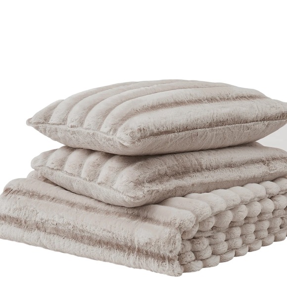 Frye | Bedding | Last Chance Frye 3piece Channel Stitch Faux Fur ...